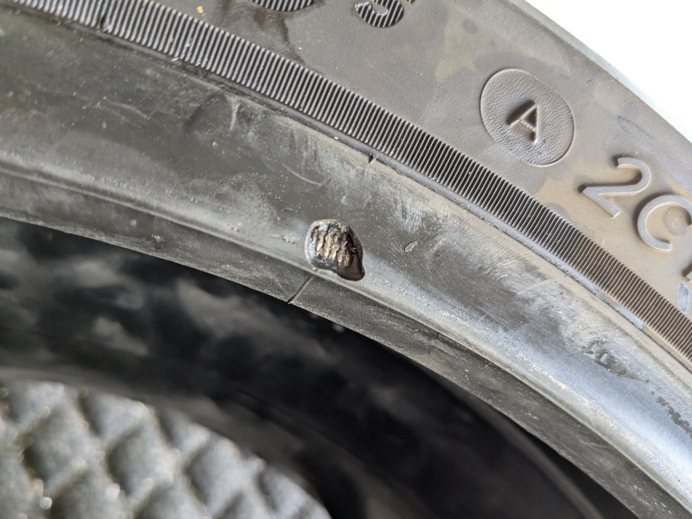 Rear Wheel Removal and Factory Tire Damage - Tyres and Wheels - Trident 660